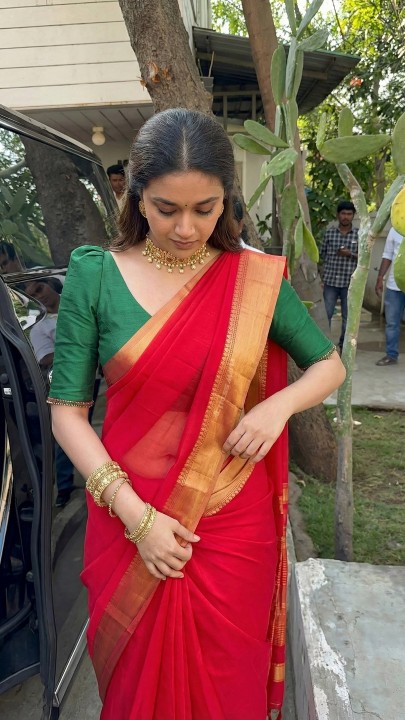 Keerthy suresh silky navel exposed in red saree.. - glamsundari.in