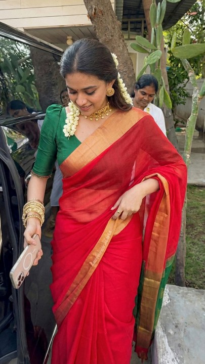 Keerthy suresh silky navel exposed in red saree.. - glamsundari.in