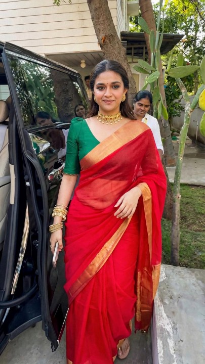Keerthy suresh silky navel exposed in red saree.. - glamsundari.in